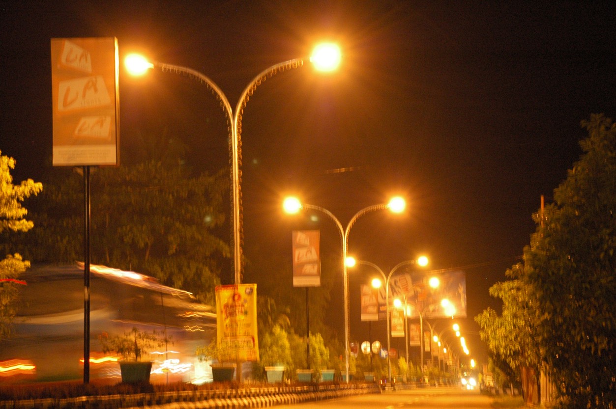 Pernah Terfikir Kenapa Lampu Jalan Warna Kuning? Tak Sangka Ini Alasannya