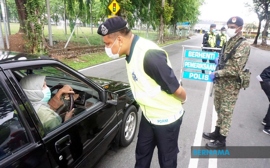Polis Buru Dua Lelaki Menyamar Polis Buat 'Roadblock' PKP Untuk Samun