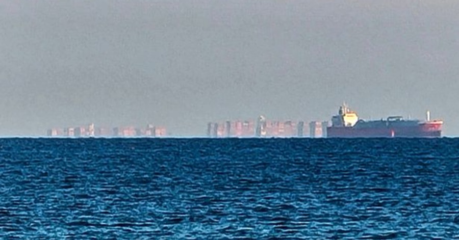 Pengunjung Pelik Lihat Bandar 'Terapung' Di Portsmouth