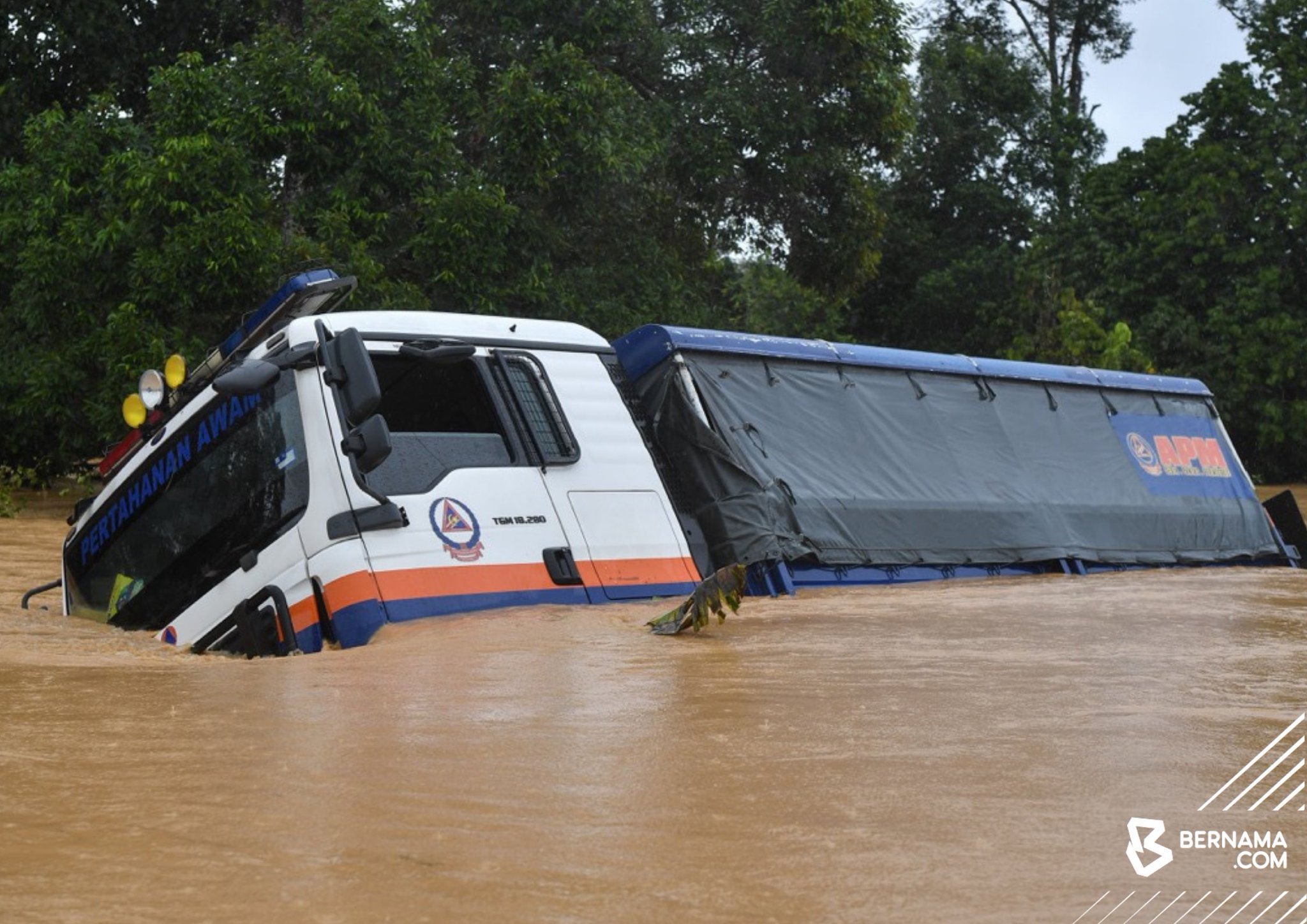Lori APM Bawa Bantuan Makanan Mangsa Banjir, Terbalik Dibawa Arus Deras