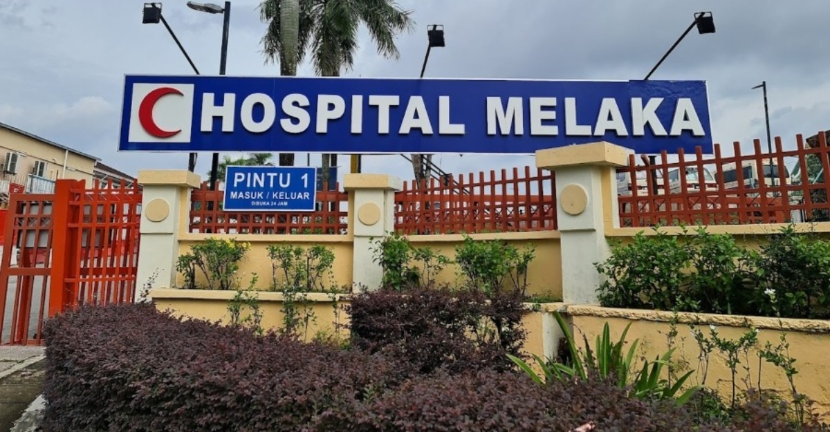 Pindahan Pesakit Guna Tangga Di Hospital Melaka Ekoran Kerosakan Luar Lif