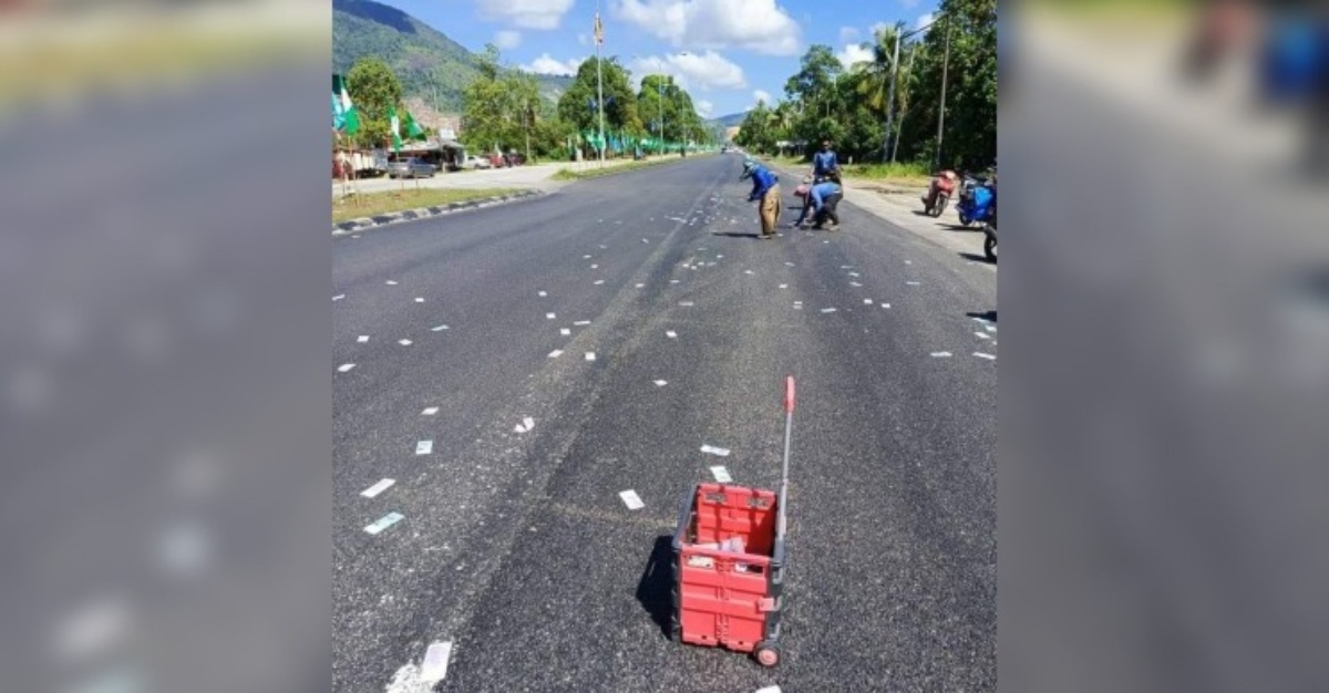 Lelaki Rugi RM30,000, Wang Tunai Berterabur Di Jalan Raya Lelaki Rugi RM30,000, Wang Tunai Berterabur Di Jalan Raya