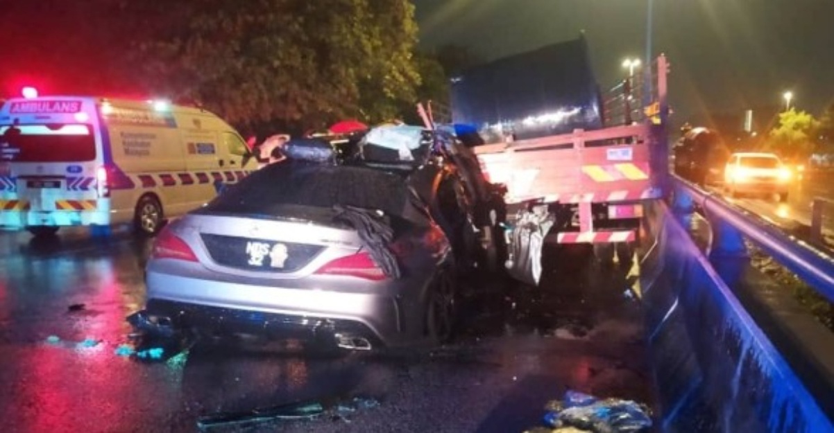 Dua Maut Kereta Berlanggar Lori Lima Tan