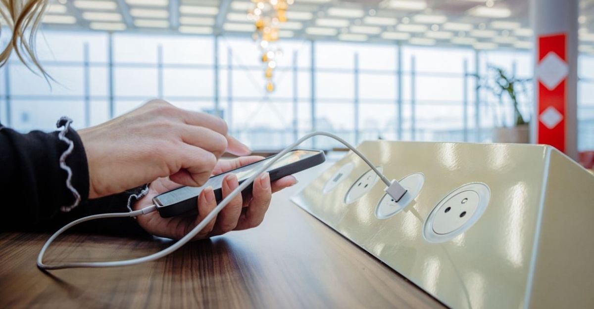 Cas "Phone" Dekat Tempat Awam Berpotensi Data Peribadi Dicuri, Ketahui Apa Itu Juice Jacking Dan ...