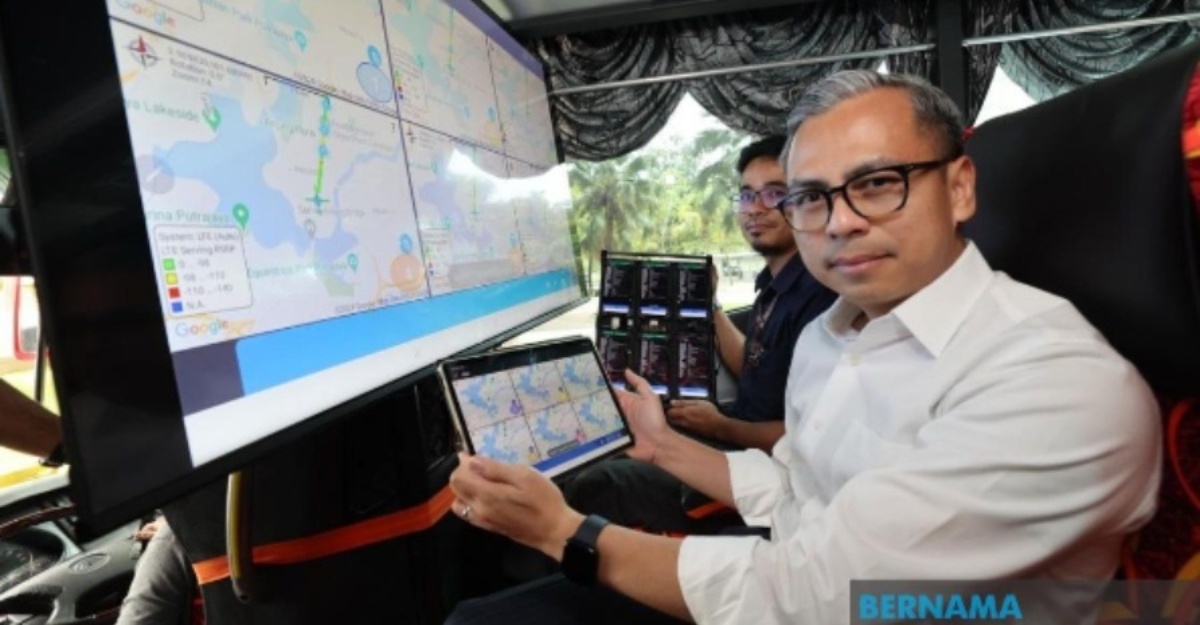 Fahmi Naik Bas Dari Parlimen Ke Putrajaya, Uji Kualiti Perkhidmatan Selular