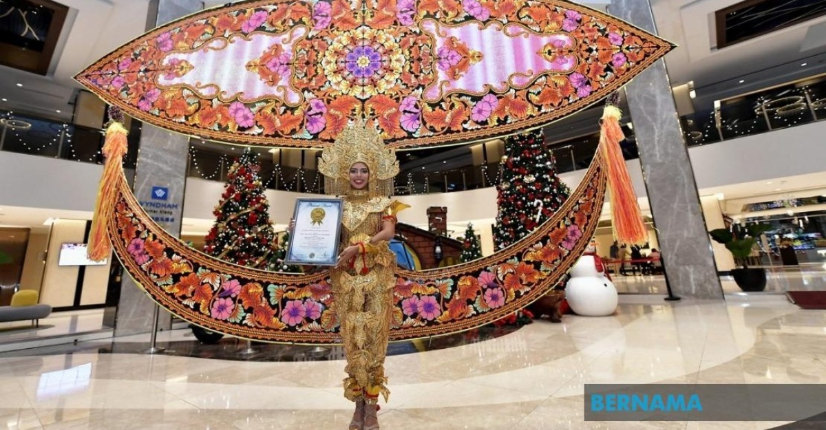 Pembuat Wau Bulan Mrs Malaysia Bangga Seni Kraf Dijulang Di Pentas Dunia