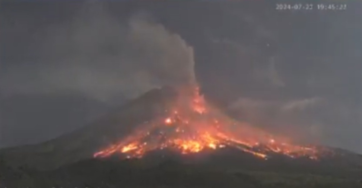Gunung Merapi Muntahkan Awan Panas, Penduduk Diminta Berjaga-Jaga