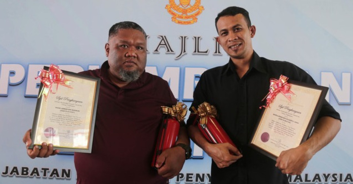 Selamat Mangsa Kereta Terjunam Dalam Parit, Dua Pemuda Terima Sijil ...