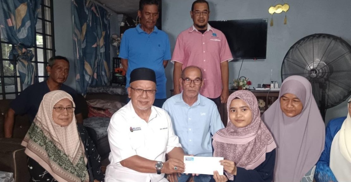 PM Hulur Sumbangan Peribadi Kepada Pelajar Cemerlang STPM Kurang Mampu Di Tanah Merah