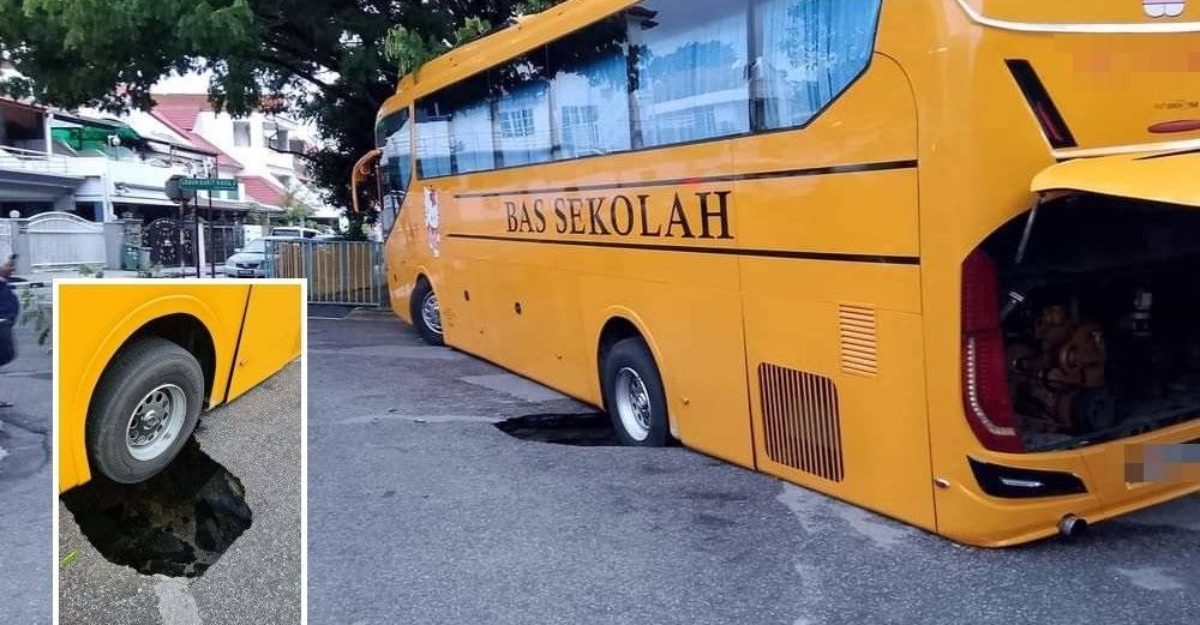 Paip Pecah Punca Bas Sekolah 'Sangkut' Masuk 'Sinkhole'