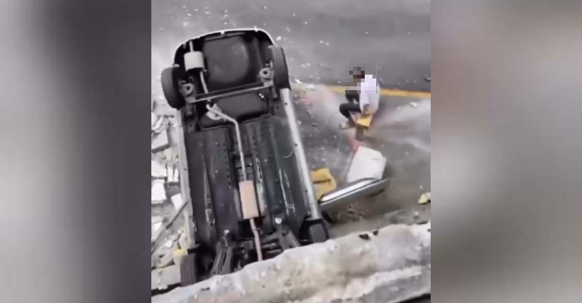 Warga Emas Nyaris Maut, Kereta Terjunam Dari Tingkat Tiga