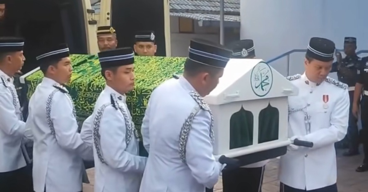 Jenazah Tun Abdullah Dibawa Ke Masjid Negara Untuk Dikebumikan