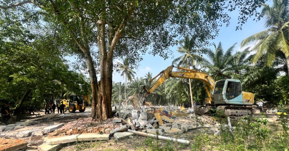 Struktur Haram Di Tanah Rizab Masjid Pekan Dengkil Dirobohkan