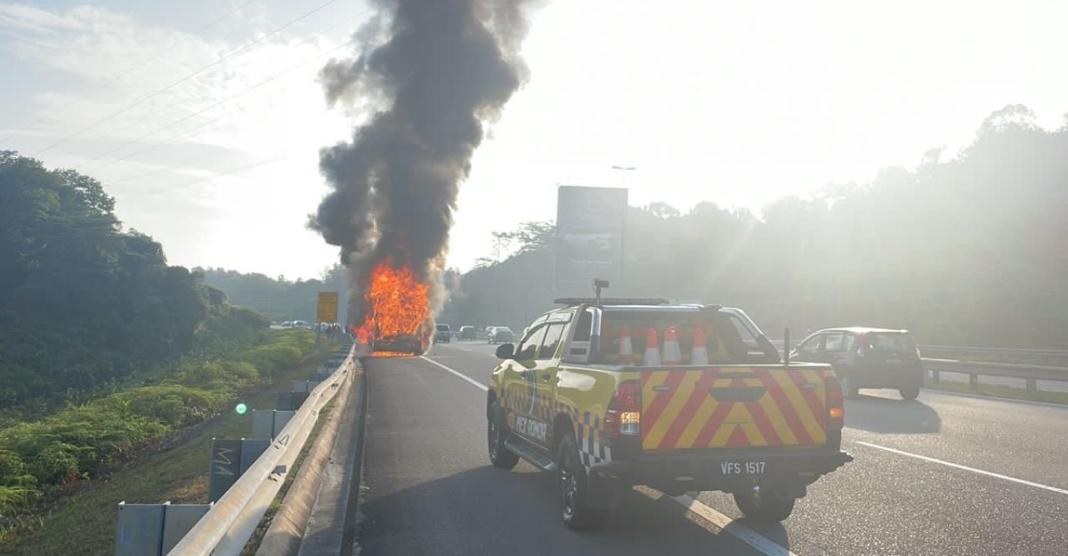 Bas Terbakar Di Lebuhraya MEX